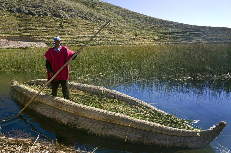Rietboot in Titicaca-meer. stock foto. Afbeelding bestaande uit andes ...