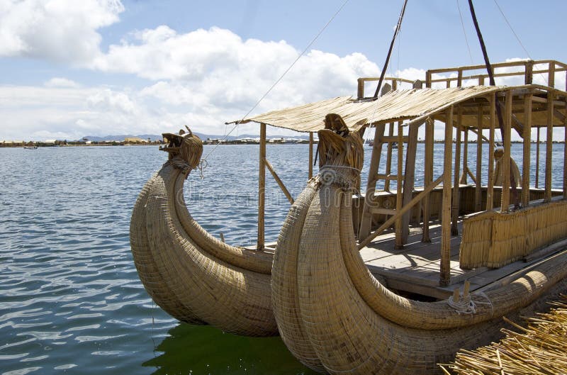 Rietboot Op Het Titicacameer - Puno, Peru Stock Foto - Image of ambacht ...