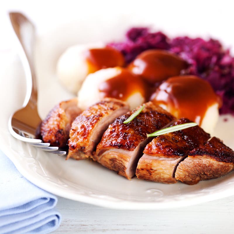 Eendenborst Met Aardappelknedels En Rode Kool Stock Afbeelding - Image ...