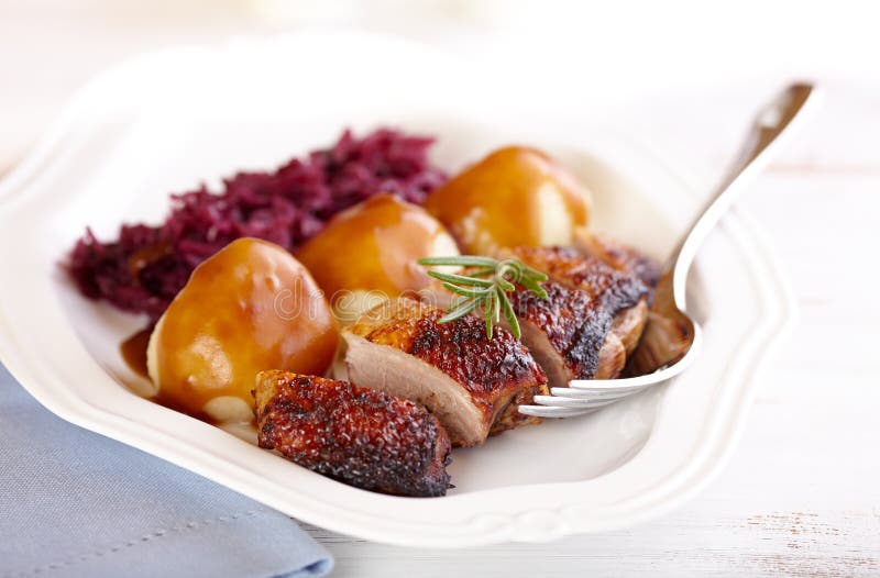 De Borst Van De Eend Met Aardappelbollen En Rode Kool Stock Foto ...