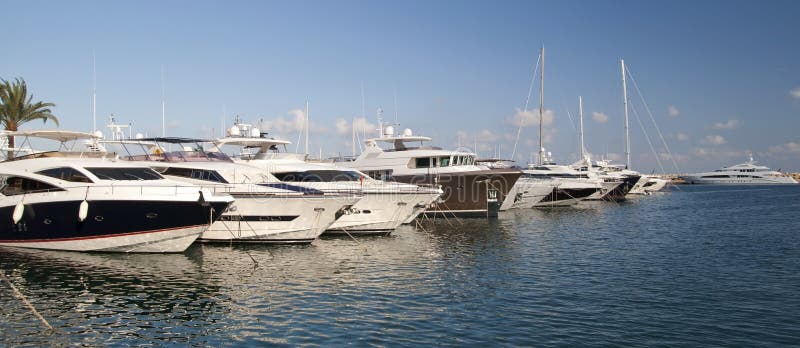 Luxe boten en jachten stock afbeelding. Image of zonnig - 23645069