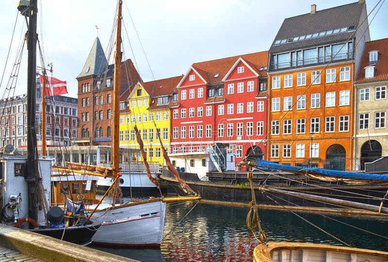 De Boten En De Schepen in Nyhavn, Kopenhagen Stock Afbeelding - Image ...