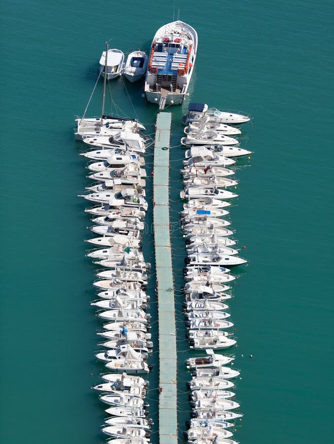 De boten van de motor stock afbeelding. Image of haven - 16292999