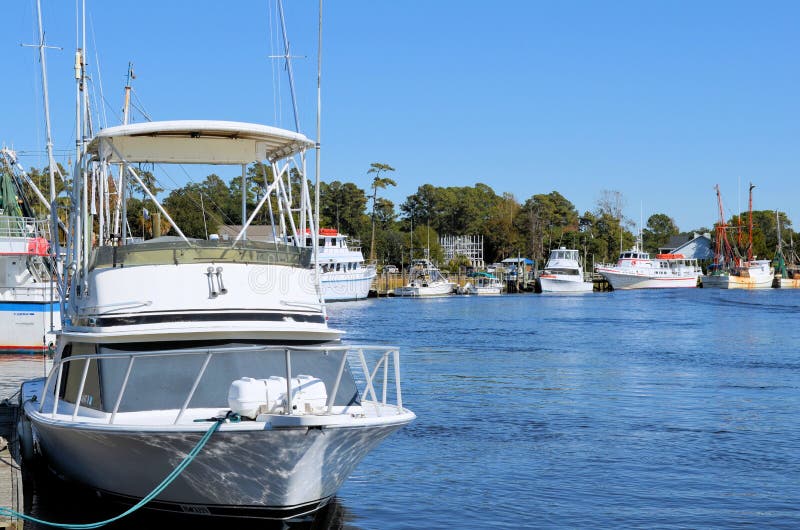 De Boten Van Garnalen En Vissersboten Redactionele Stock Afbeelding ...