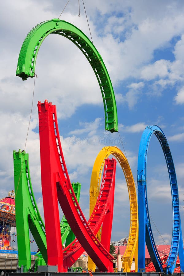 Constructie Van Een Achtbaan Redactionele Afbeelding - Image of boog ...