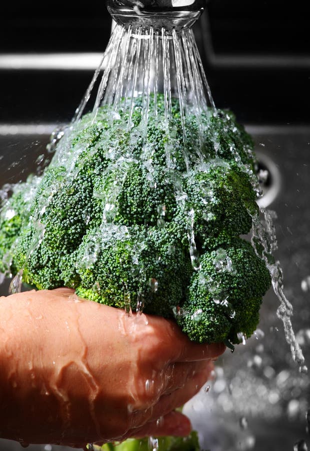 Broccoli wassen stock foto. Image of schoon, spatten - 17044800