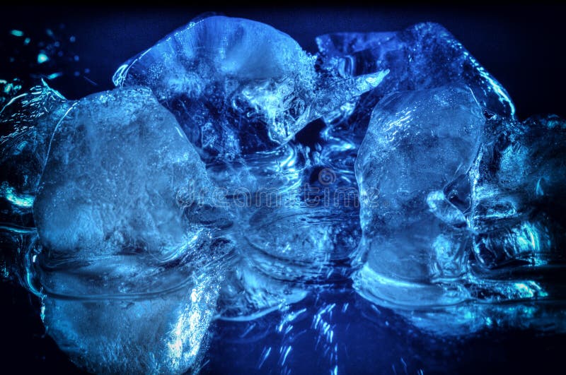 De Brokken Van Ijs Leggen Op De Grond Stock Foto - Image of koel, vorm ...