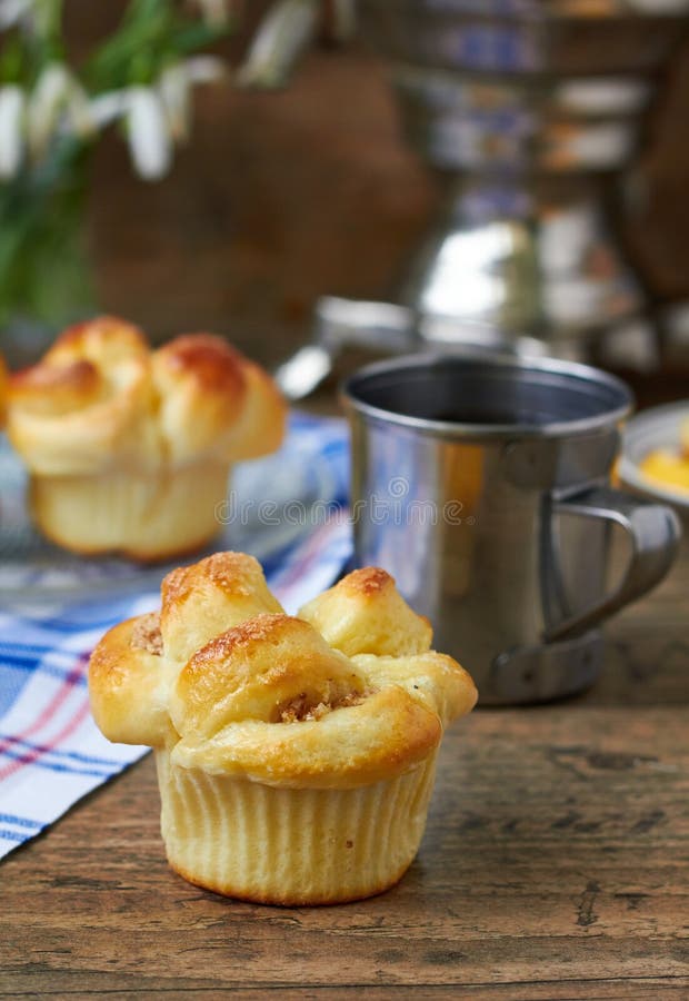 De Broodjes Van Het Gistdeeg Stock Foto - Image of ontbijt, smakelijk ...