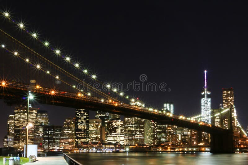 De Brug Van Brooklyn En Horizon De Van De Binnenstad Van Manhattan ...