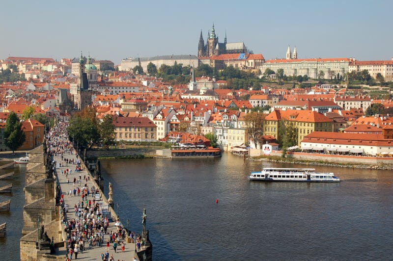 Karelsbrug En Praagse Burcht 2 Stock Foto - Image of vogel, tsjechisch ...