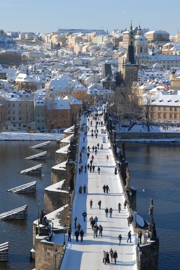 Karelsbrug in Praag stock foto. Image of winter, mensen - 4057066