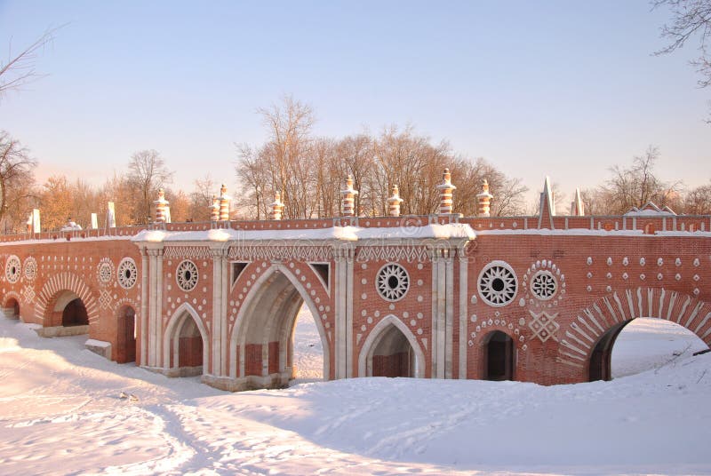 De Brug Van De Baksteen Over Het Ravijn in Tsaritsyno Stock Afbeelding ...