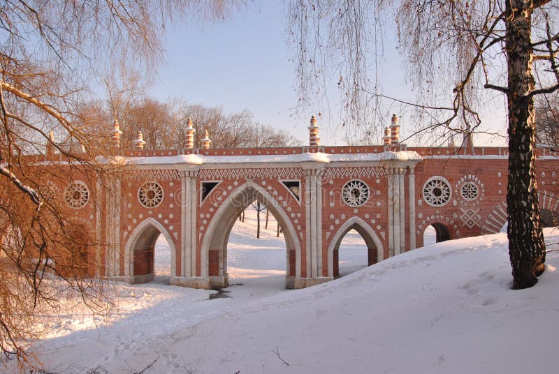 De Brug Van De Baksteen Over Het Ravijn in Tsaritsyno Stock Afbeelding ...