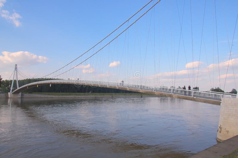 De Brug Van De Opschorting Bridge Stock Afbeelding - Image of wolken ...