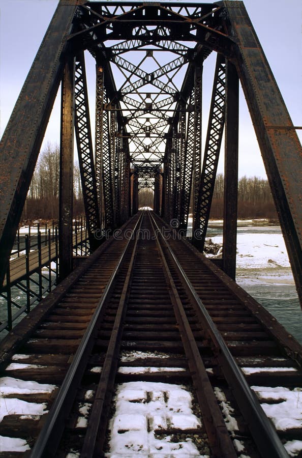 De Brug Van De Spoorweg Van Het Staal in De Sneeuw Stock Foto - Image ...