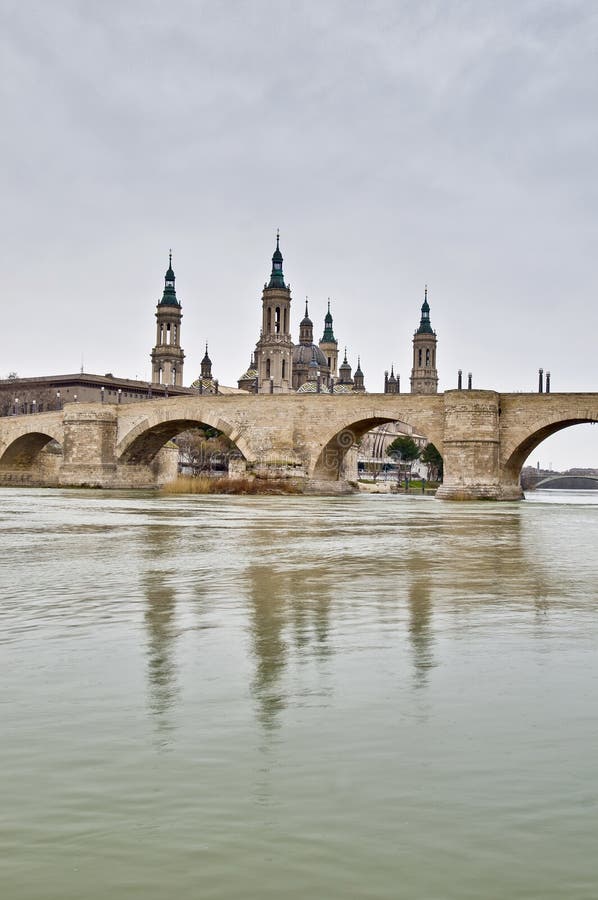 De Brug Van De Steen En Ebro Rivier in Zaragoza, Spanje Stock ...