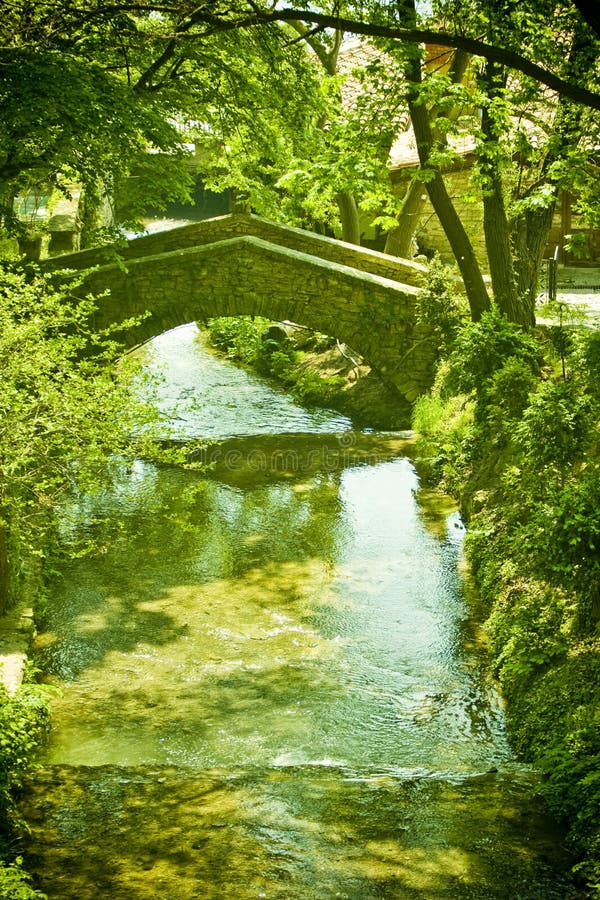 Stenen brug over de rivier stock afbeelding. Image of architecturaal ...