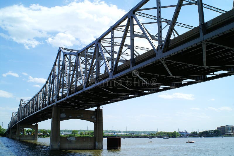 De Brug van het staal stock afbeelding. Afbeelding bestaande uit blauw ...