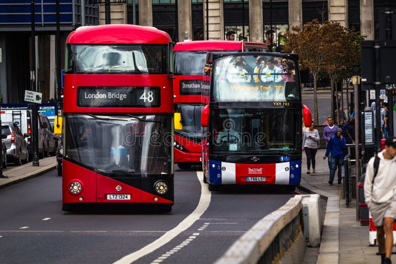 De Brug Van Londen Met De Typische Bussen Van Londen Redactionele Stock ...