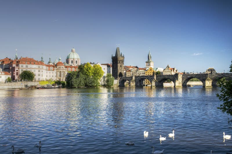 De Brug Van Praag - Charles-en Vltava-rivier Stock Afbeelding - Image ...
