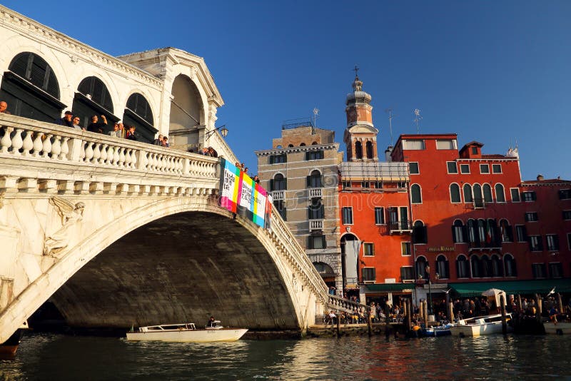 De Brug Van Rialto in Venetië Redactionele Fotografie - Image of ...