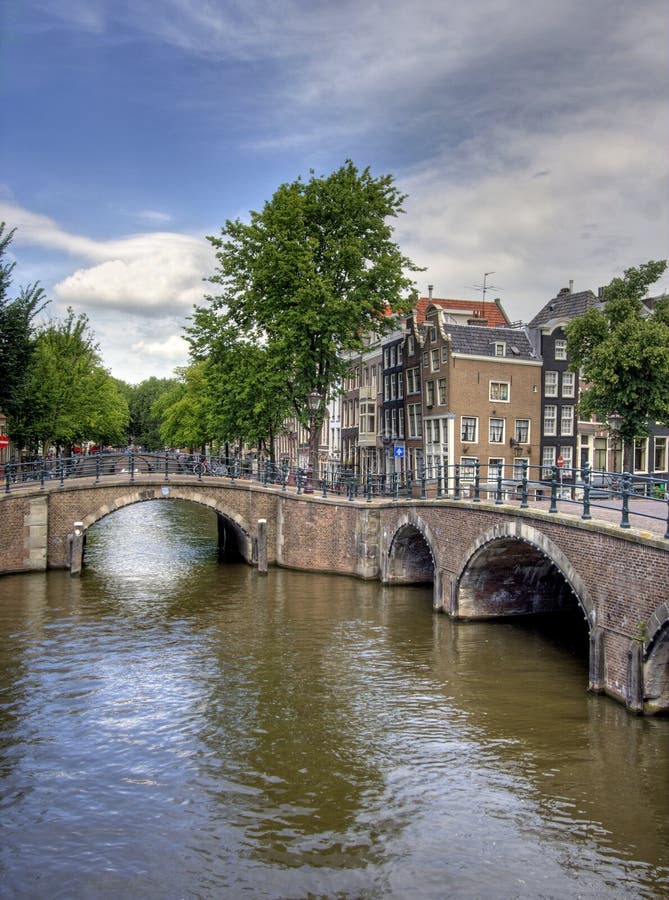 Bruggen van Amsterdam stock afbeelding. Image of holland - 16017385