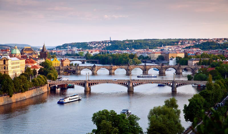 De Bruggen van Praag stock afbeelding. Image of horizontaal - 29438879