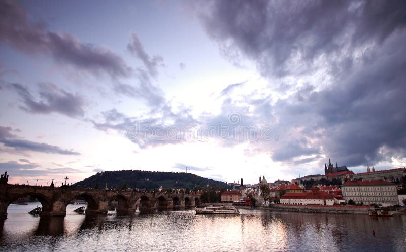 De Bruggen Van Praag Bij Zonsondergang Stock Foto - Image of rivier ...