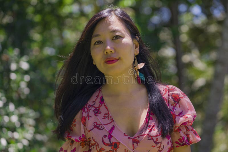Jonge Mooie En Gelukkige Aziatische Chinese Vrouw In Een Stijlvolle