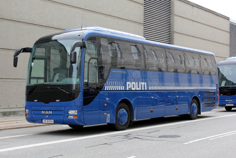 Politiebus Kopenhagen redactionele afbeelding. Image of huis - 19035530