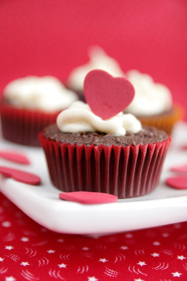 Gele Cake Met Aardbeiglaasuur Petifore Stock Foto - Image of vers, rood ...