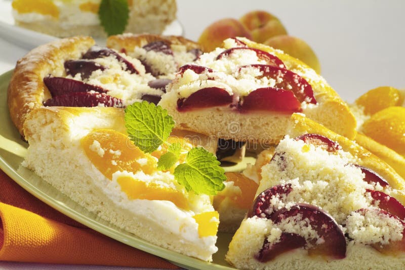 De Cake En De Jam Van De Perzik Met Melk Voor Ontbijt Stock Foto ...