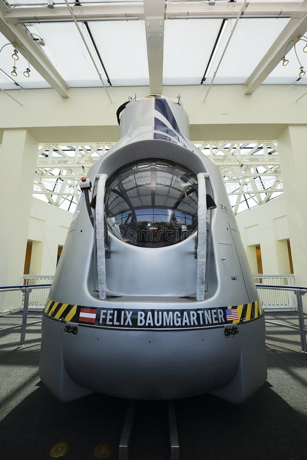 De Capsule Van Red Bull Stratos Redactionele Foto - Image of stier ...