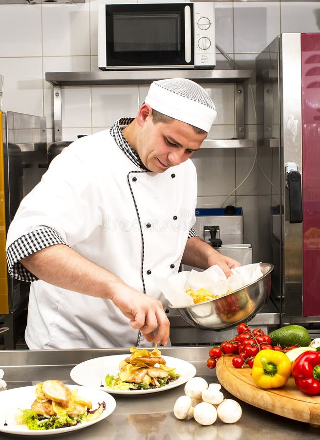 De Chef-kok Bereidt Een Maaltijd Voor Stock Foto - Image of restaurant ...