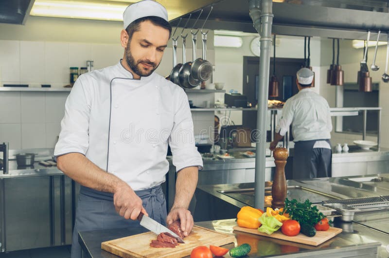 De Chef-kok Van Het Mensen Het Japanse Restaurant Koken in De Keuken ...