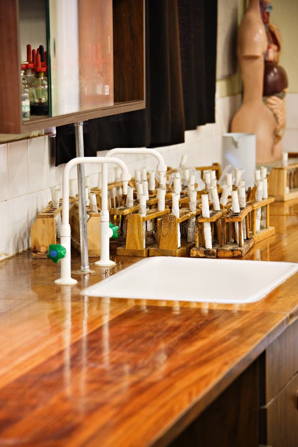 De Chemielaboratorium Van De School Stock Afbeelding - Image of ...