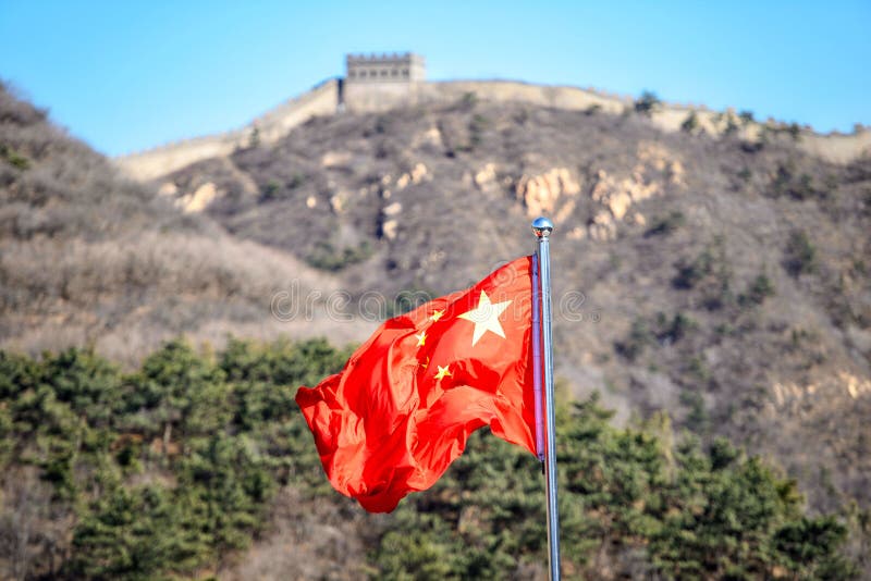 De Chinese Vlag is Op De Voorgrond Op De Achtergrond Groot C Stock ...