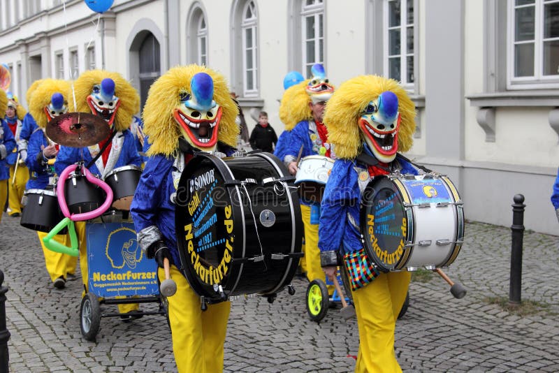 De Clowns in Carnaval-straat Paraderen Redactionele Fotografie - Image ...