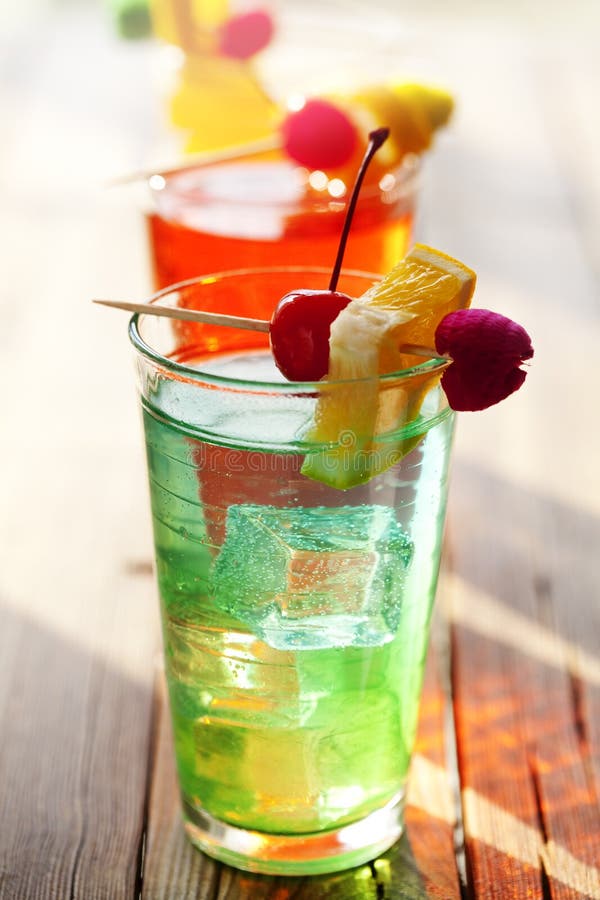 Zomer cocktails stock afbeelding. Image of kiwi, drank - 17121489