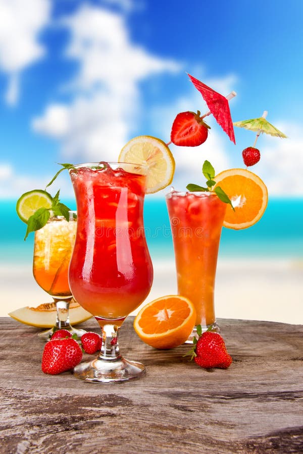 De cocktails van de zomer stock foto. Image of alcoholisch - 25497468