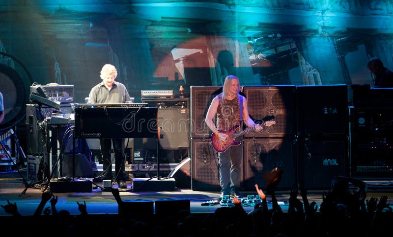 De Color Morado Oscuro Viva En Chipre Imagen editorial - Imagen de ...