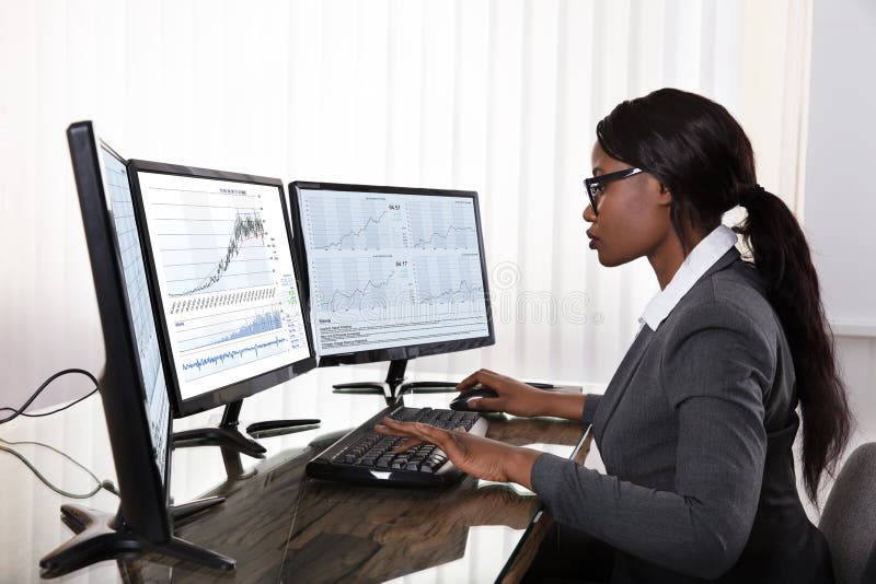 De Computers Van Working on Multiple Van De Effectenbeursmakelaar Stock ...