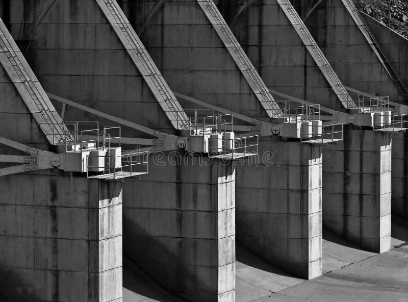 De Concrete Flow Control Posten Van Het Damafvoerkanaal Stock ...