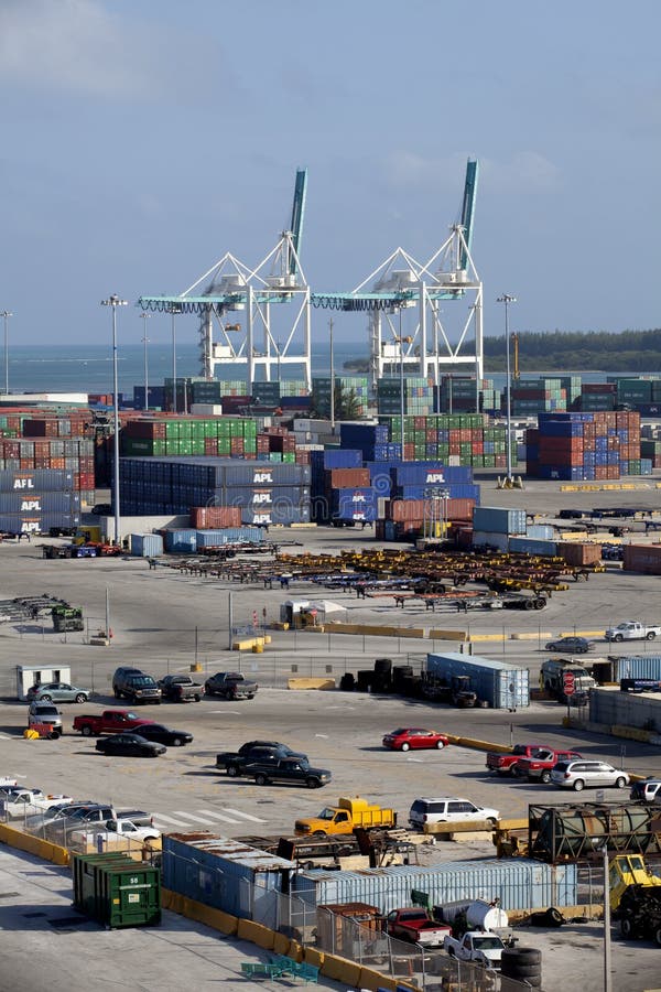 De Containers Van De Lading Bij Het Verschepen Van Dok Redactionele ...