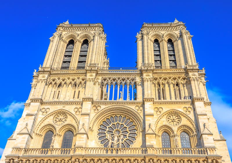 De dame van Parijs notre stock foto. Image of buitenkant - 120902802