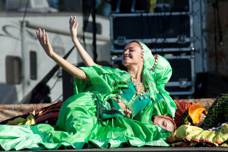 De dans van de zigeuner redactionele stock afbeelding. Image of ...