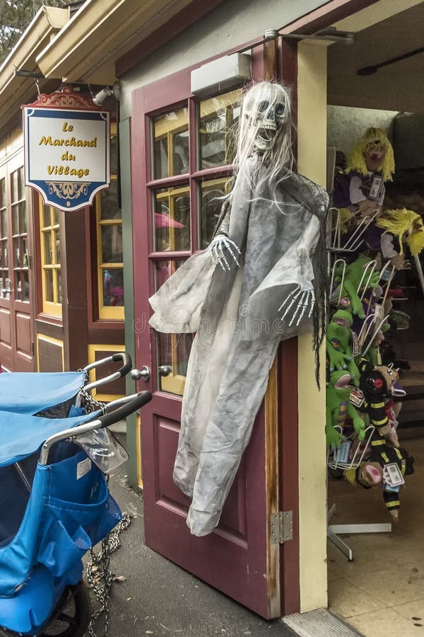 De Decoratie Van La Ronde Halloween Redactionele Foto - Image of vlucht ...