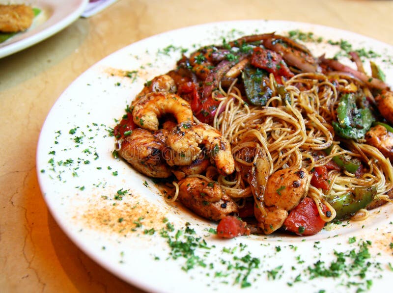 Kip- en garnalenpasta stock afbeelding. Image of saus - 2270219