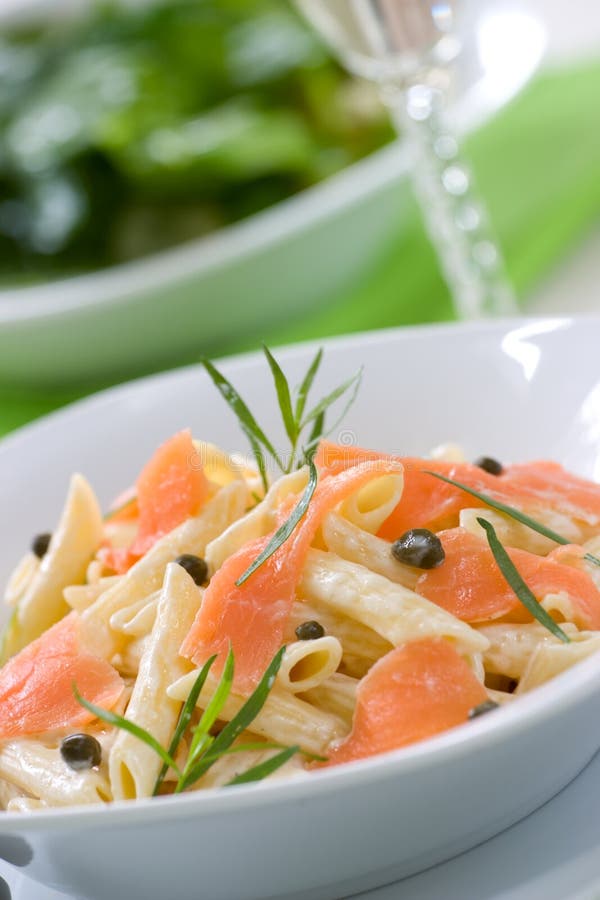 De Deegwaren van de zalm stock foto. Image of maaltijd - 6865120