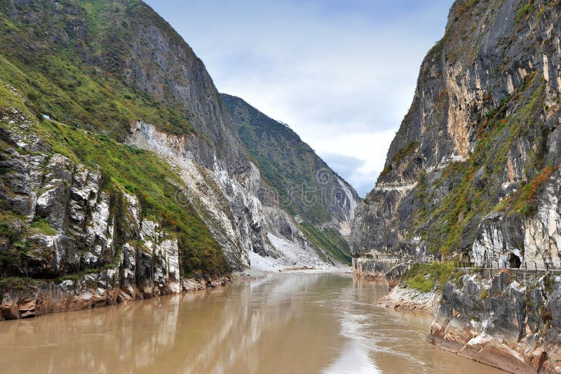 Brug over een diep ravijn stock foto. Image of kloof - 21537074